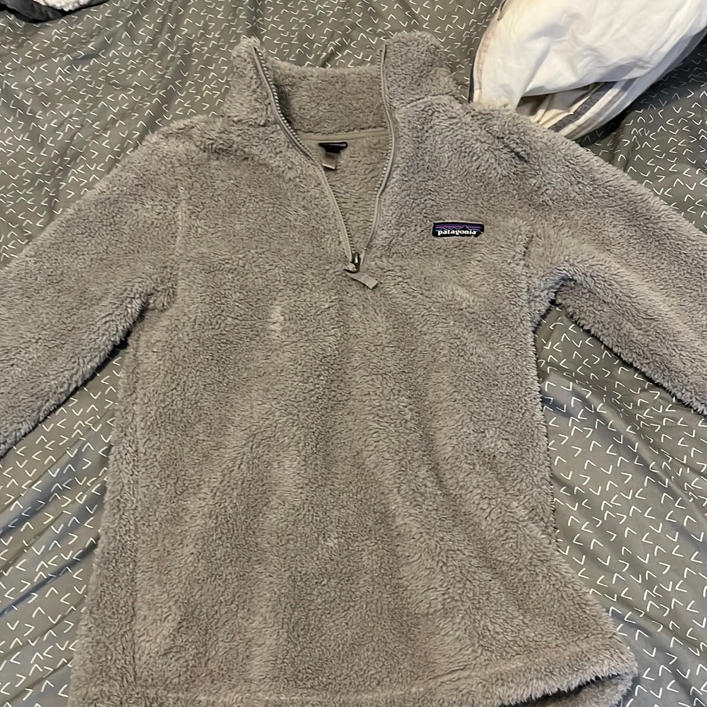 A Light Grey Patagonia Half Zip Up It Is Fluffy. - Gem